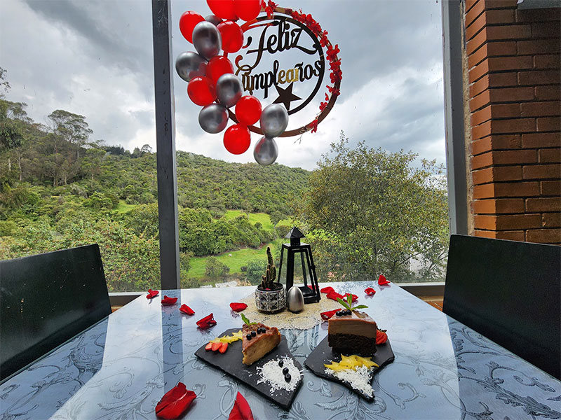 Decoración (festón y bombas ) + 2 postres – Club Dhuchi